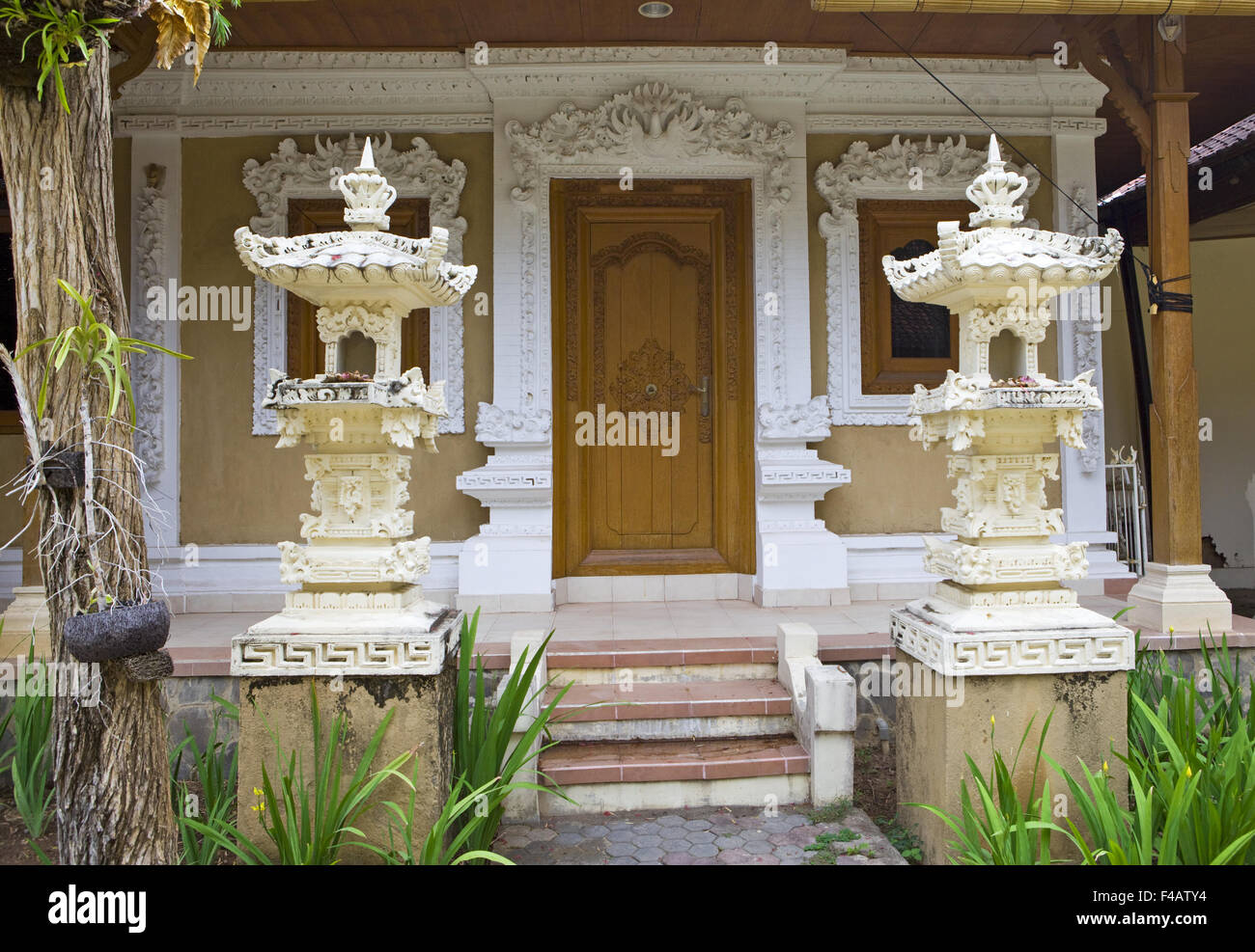 Traditional balinese doors hi-res stock photography and images - Alamy