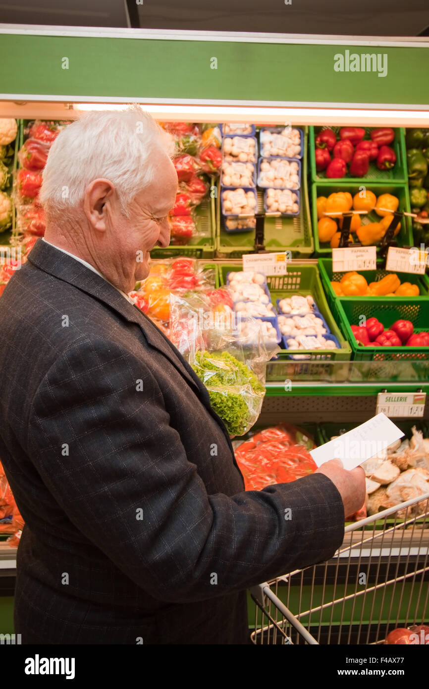 Old man shopping Stock Photo - Alamy