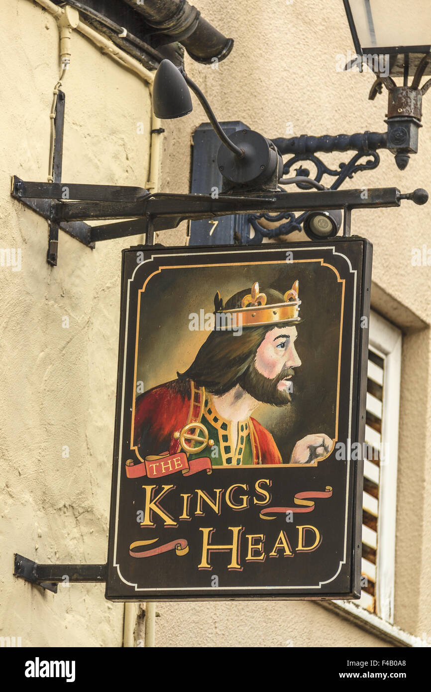 Kings head inn pub sign hi-res stock photography and images - Alamy