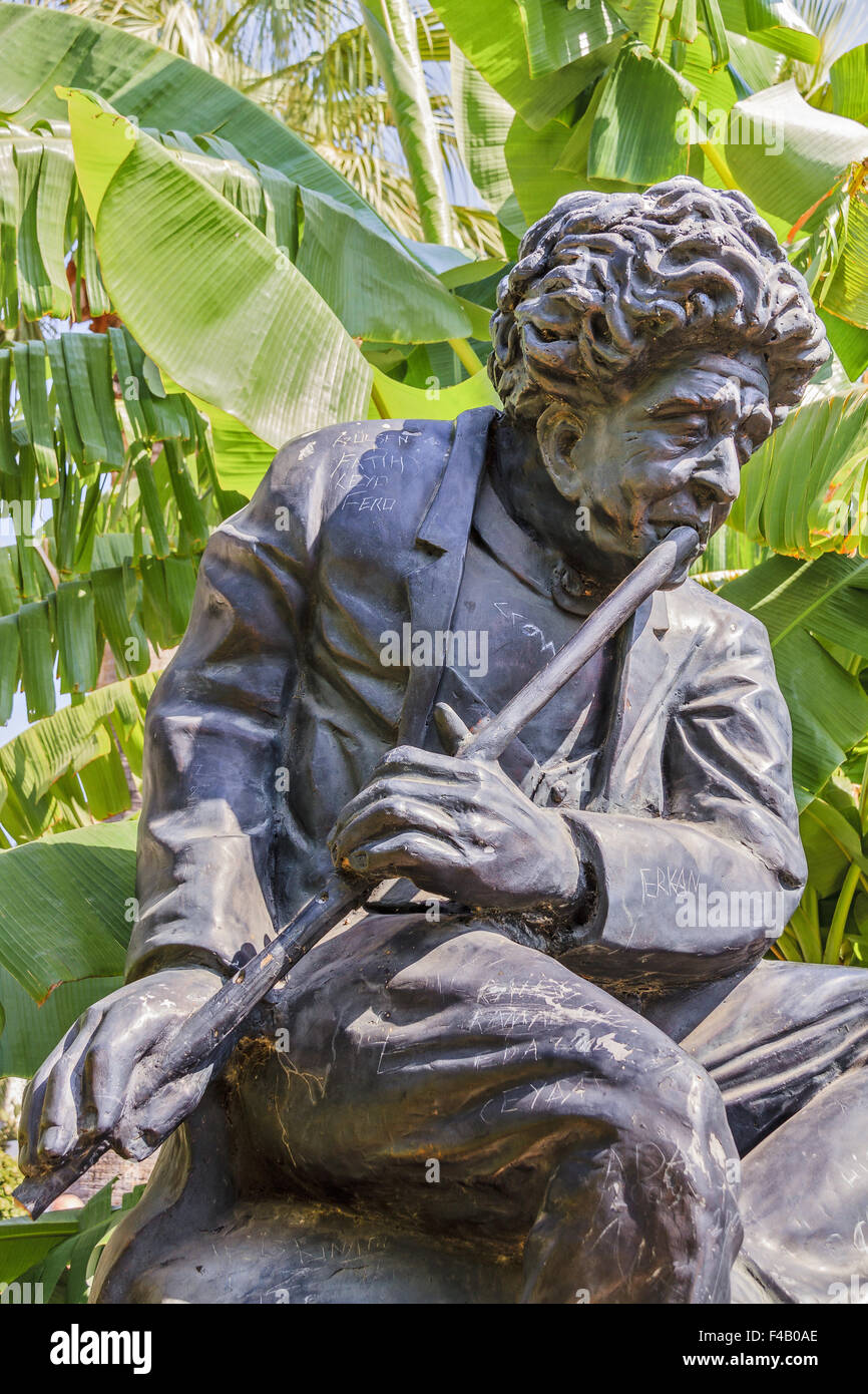 Statue flute player hi-res stock photography and images - Alamy