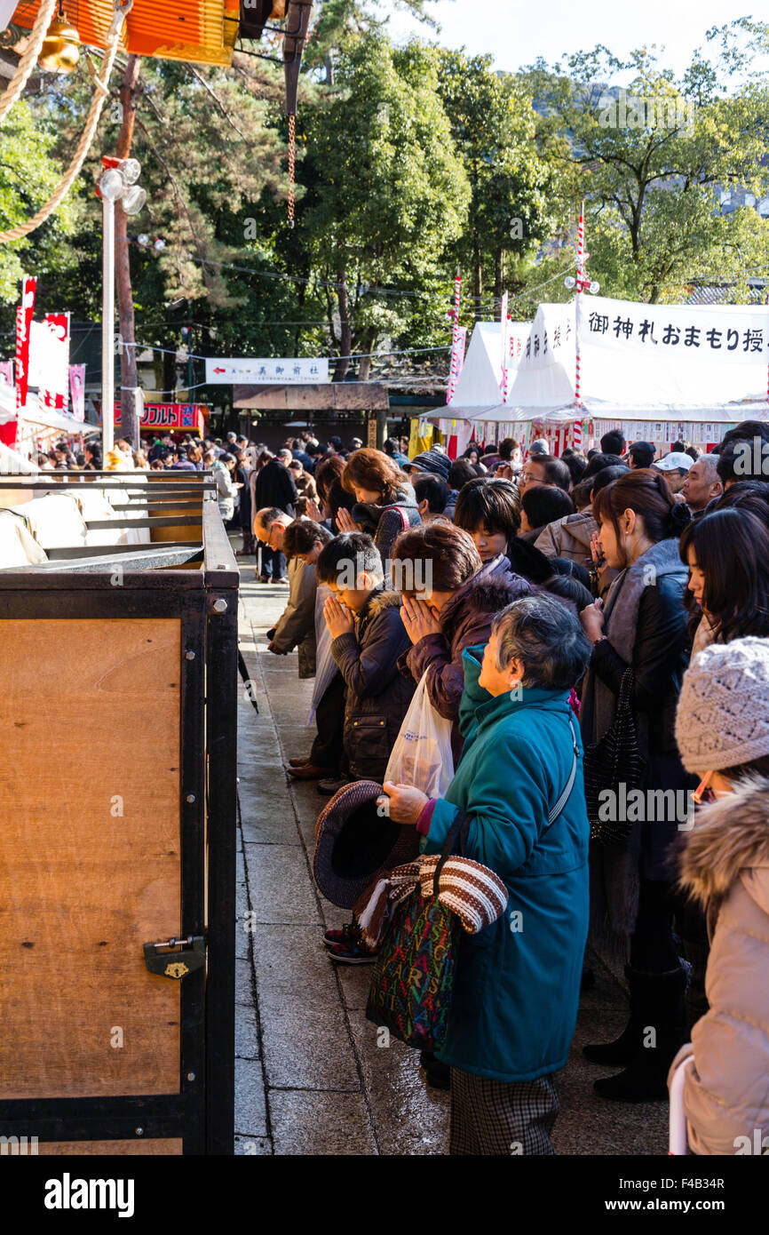 People throwing coins hi-res stock photography and images - Alamy