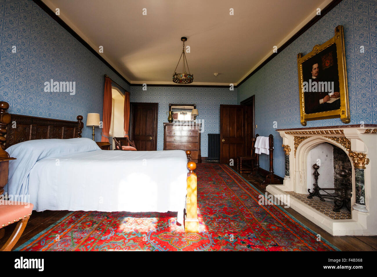 Gothic revival wallpaper hi-res stock photography and images - Alamy