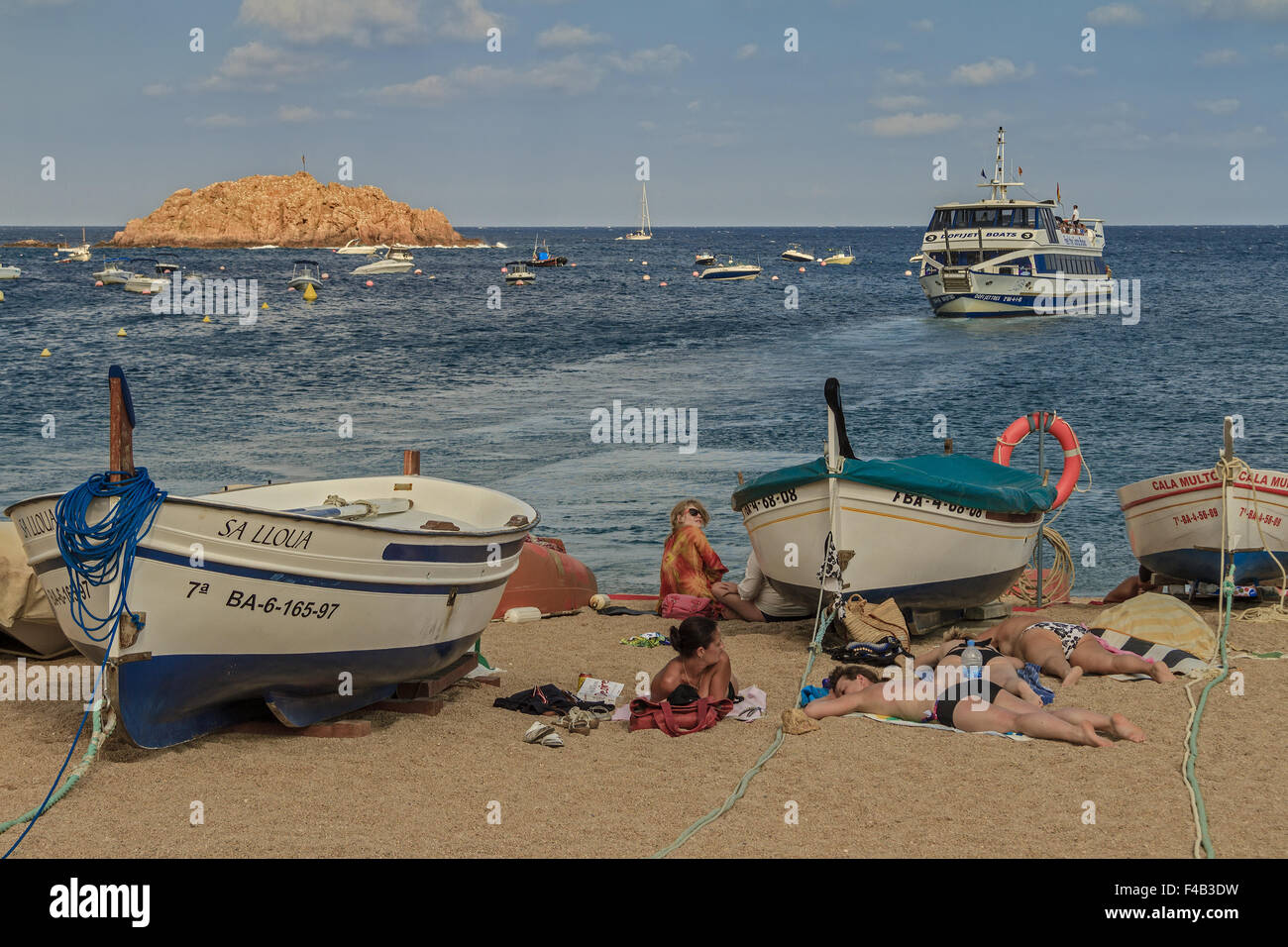 Spain beach sunbathers hi-res stock photography and images - Alamy