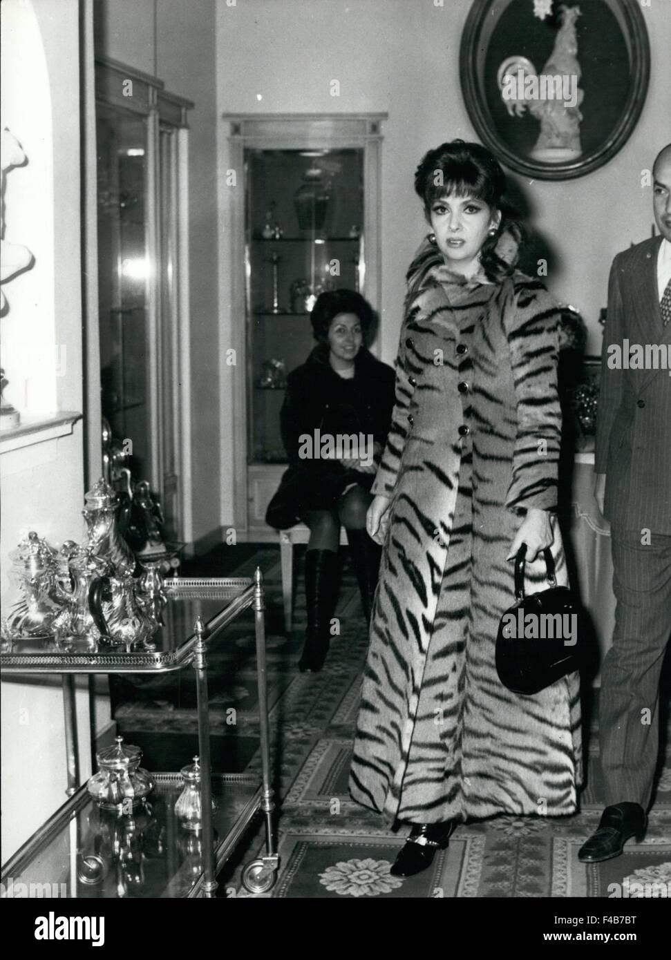 1966 - Gina LOLLOBRIGIDA, the beautiful screen star, seen in ''maxi ...