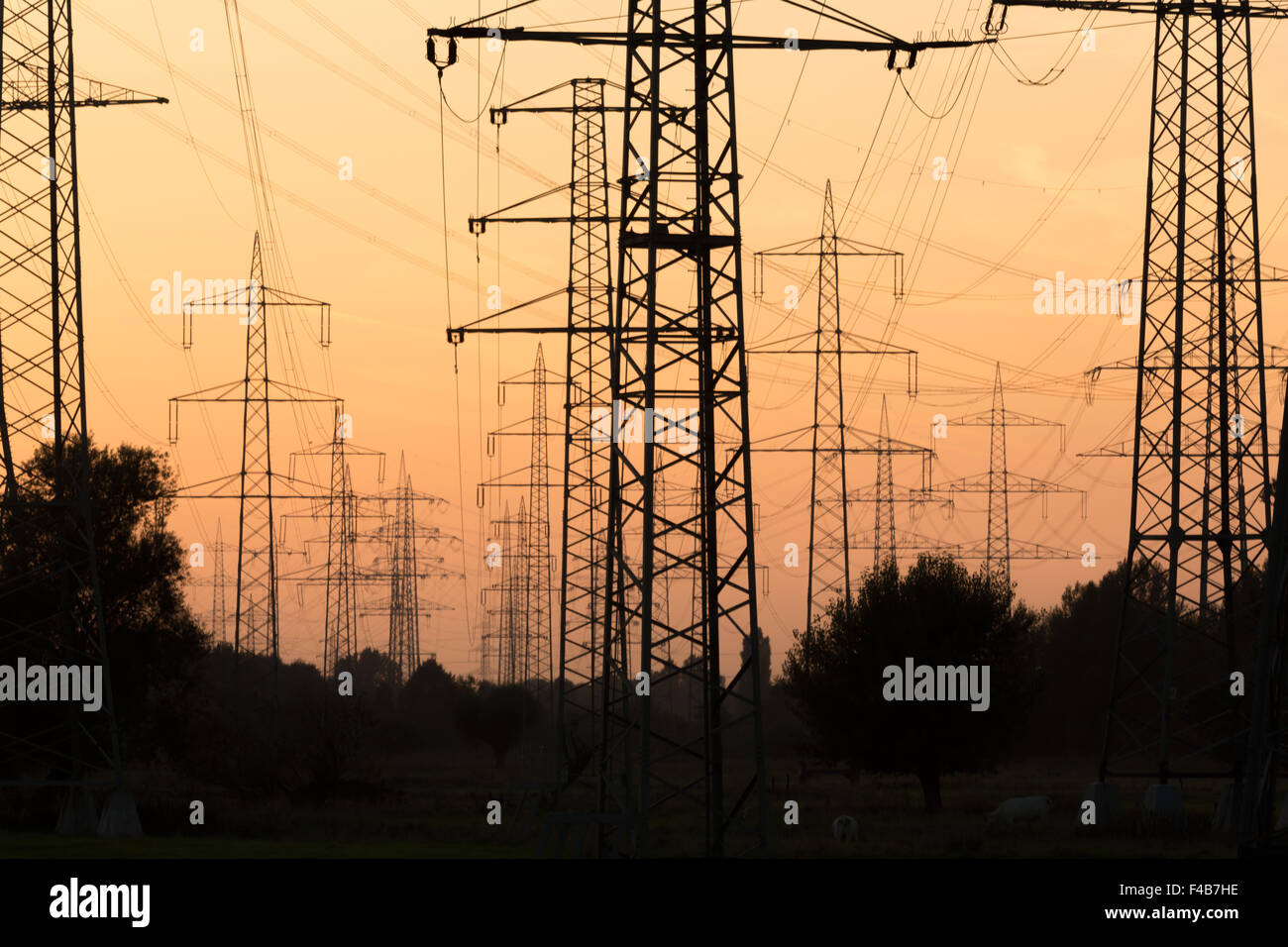 Overhead cables hi-res stock photography and images - Alamy