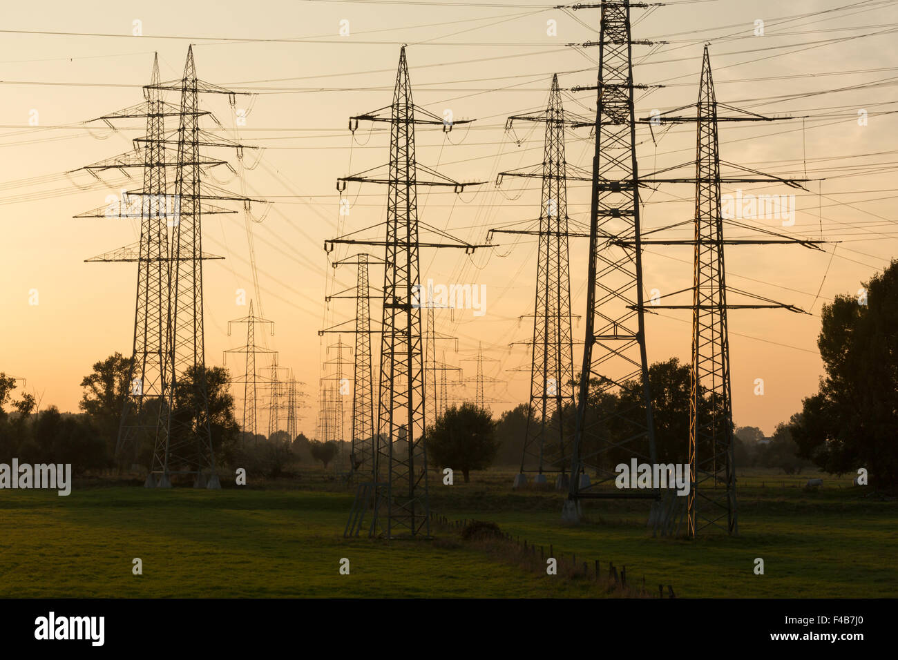 Overhead cables hi-res stock photography and images - Alamy
