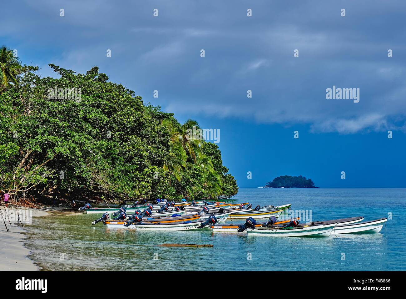 Doini Island PNG Papua New Guinea Beach Boats Stock Photo - Alamy
