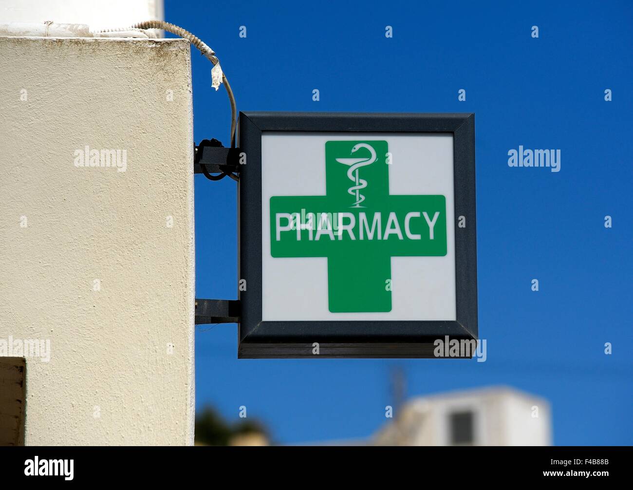 Pharmacy sign green cross hi-res stock photography and images - Alamy