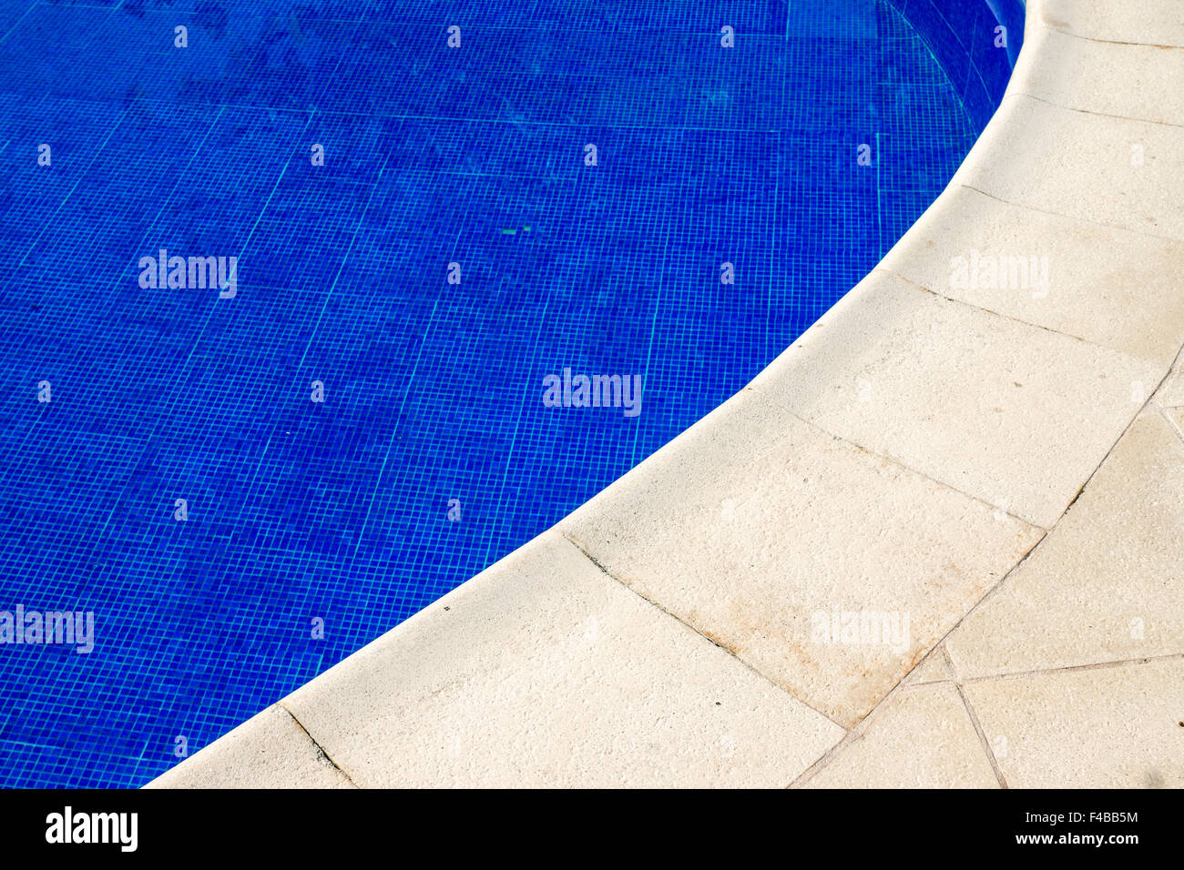 Edge of a swimming pool Stock Photo - Alamy