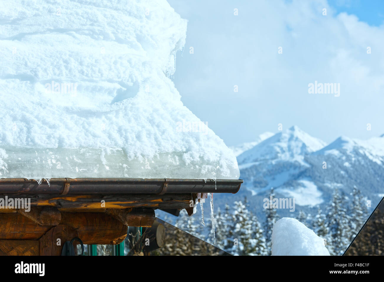 Snowdrift on the roof hi-res stock photography and images - Alamy