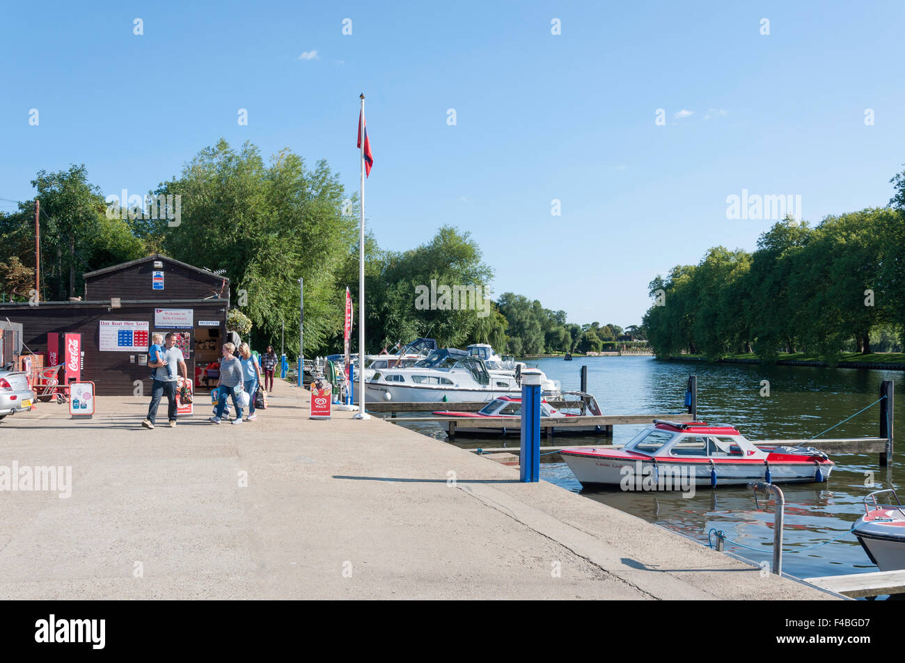 The River Thames waterfront marina (Kriss Cruises), Southlea Road ...