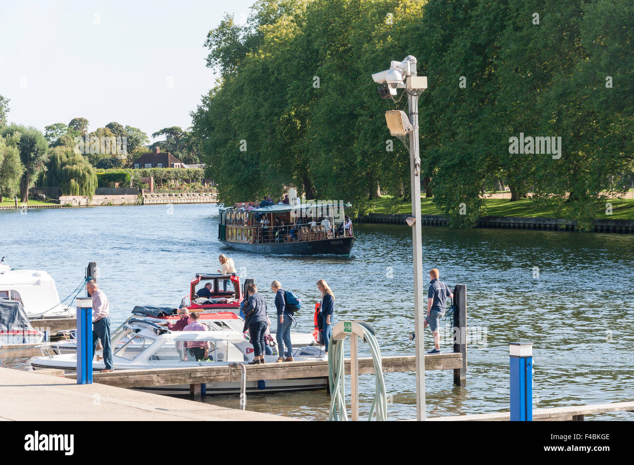 The River Thames waterfront marina (Kriss Cruises), Southlea Road ...