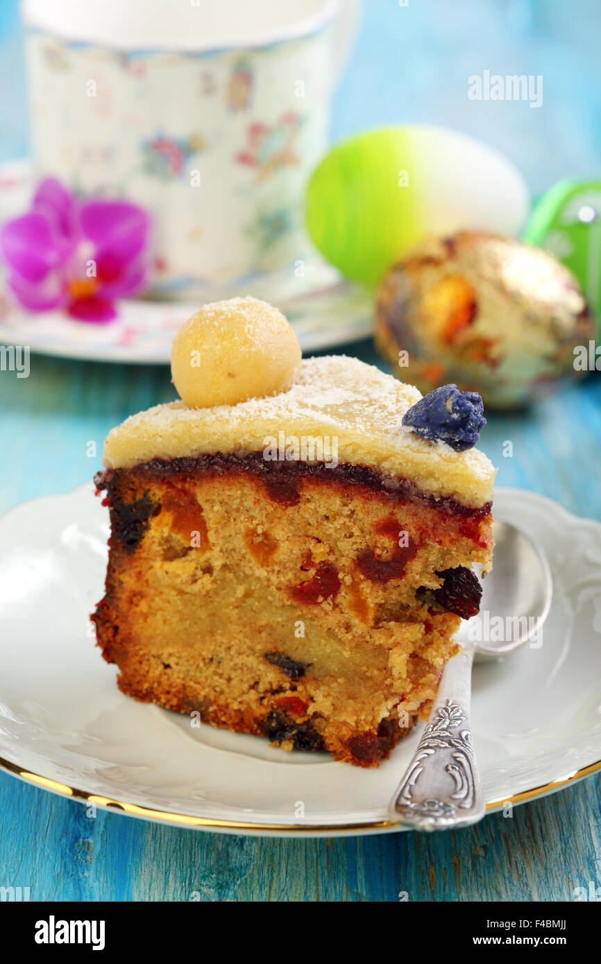 English traditional simnel cake hi-res stock photography and images - Alamy