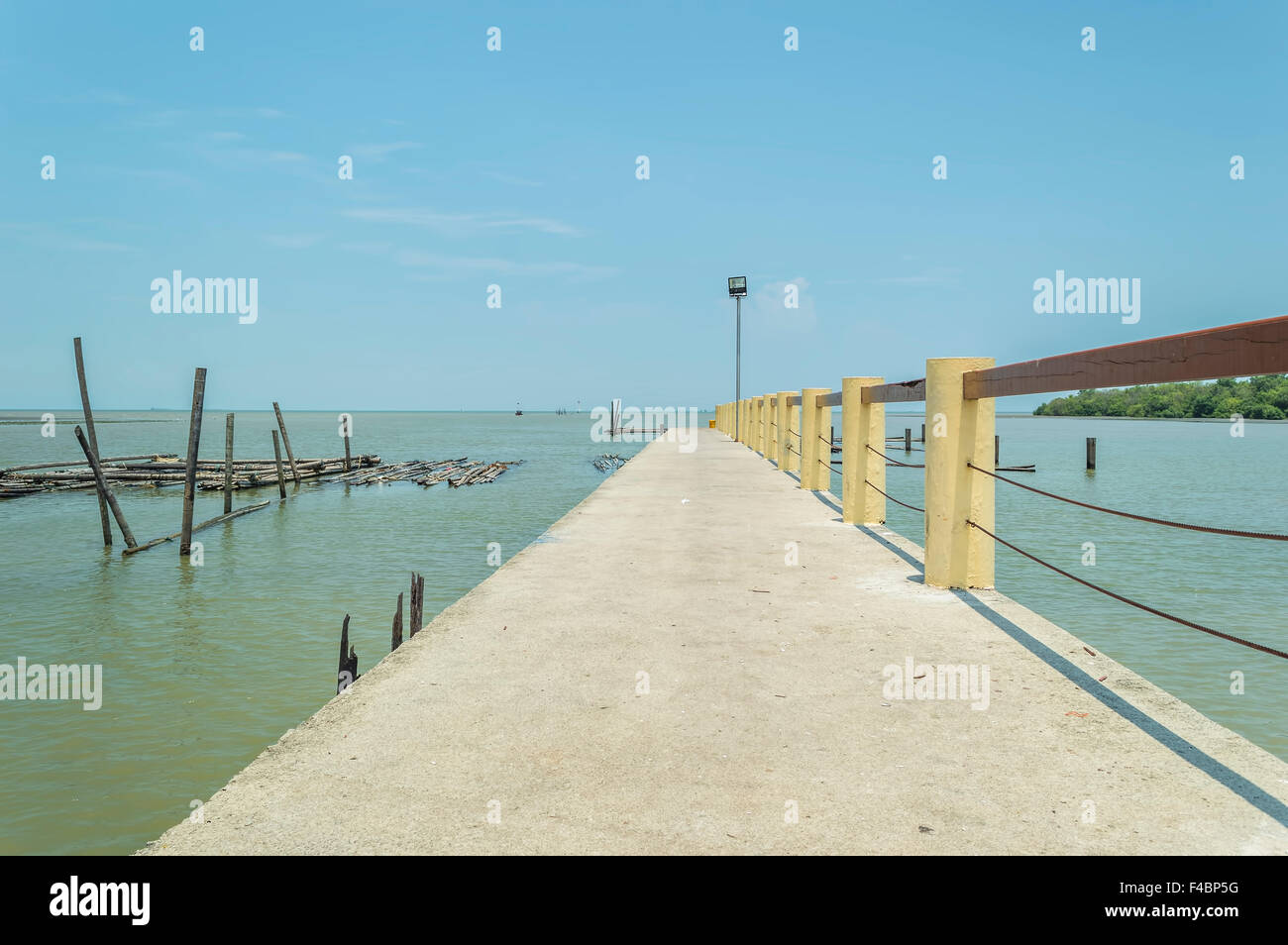 Wood diving platform hi-res stock photography and images - Alamy