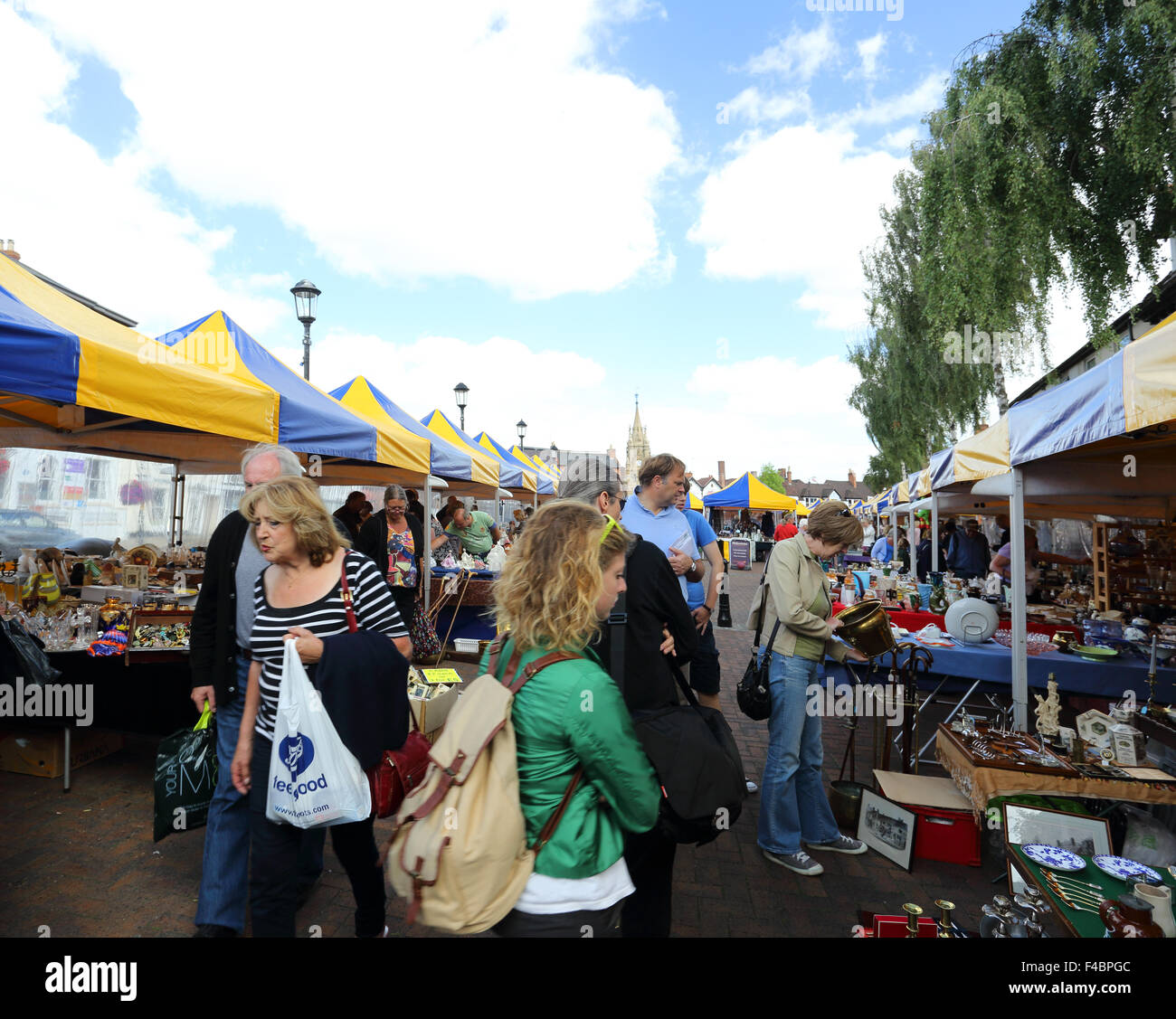 Busy street market in Stratford-upon-Avon, Warwickshire, England, UK ...