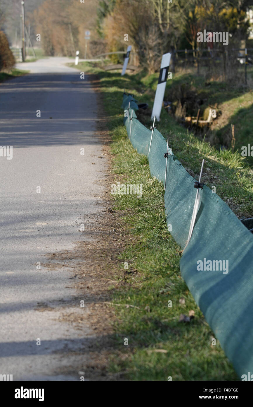 Toad fence hi-res stock photography and images - Alamy