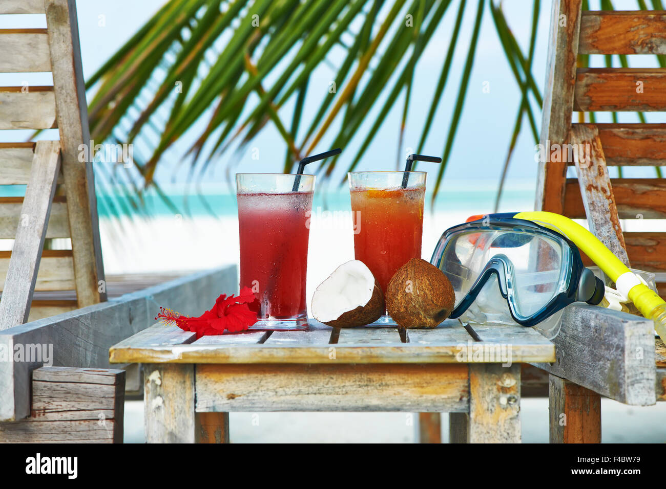 Cocktails at tropical beach Stock Photo - Alamy