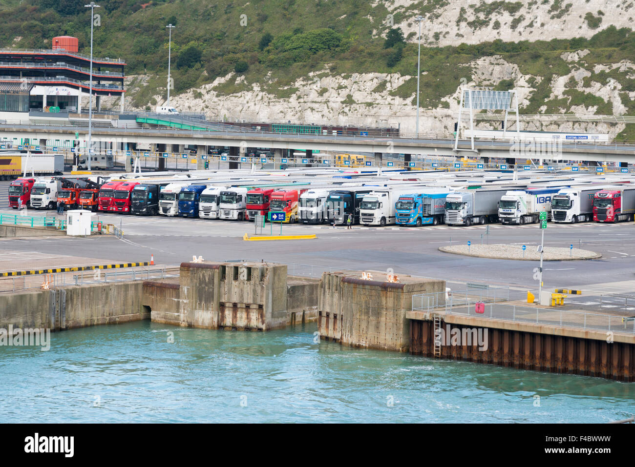 England dover port queues hi-res stock photography and images - Alamy