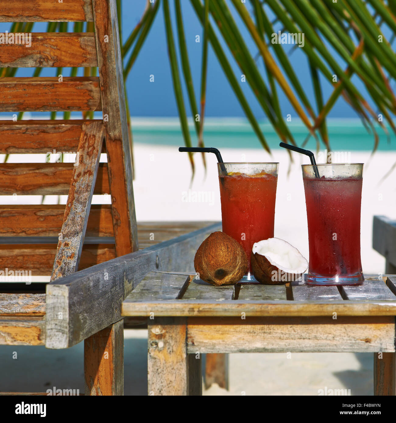 Cocktails at tropical beach Stock Photo - Alamy