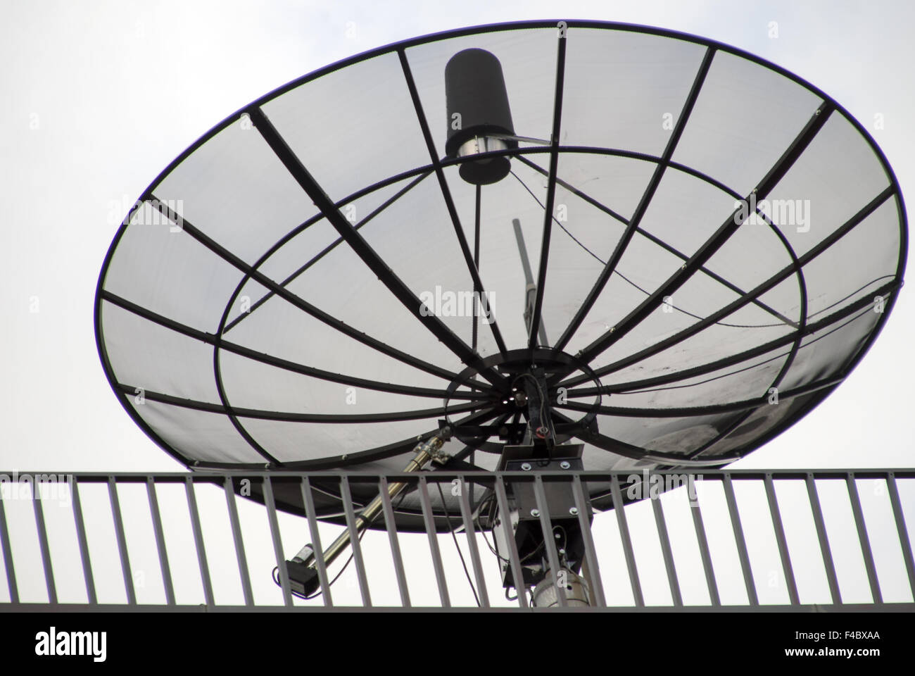 Sat antenna hi-res stock photography and images - Alamy