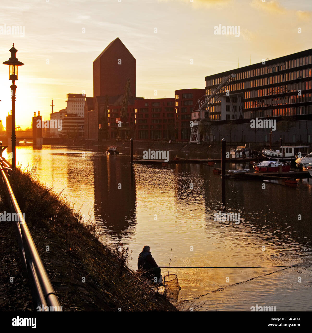 Harbour complete hi-res stock photography and images - Alamy