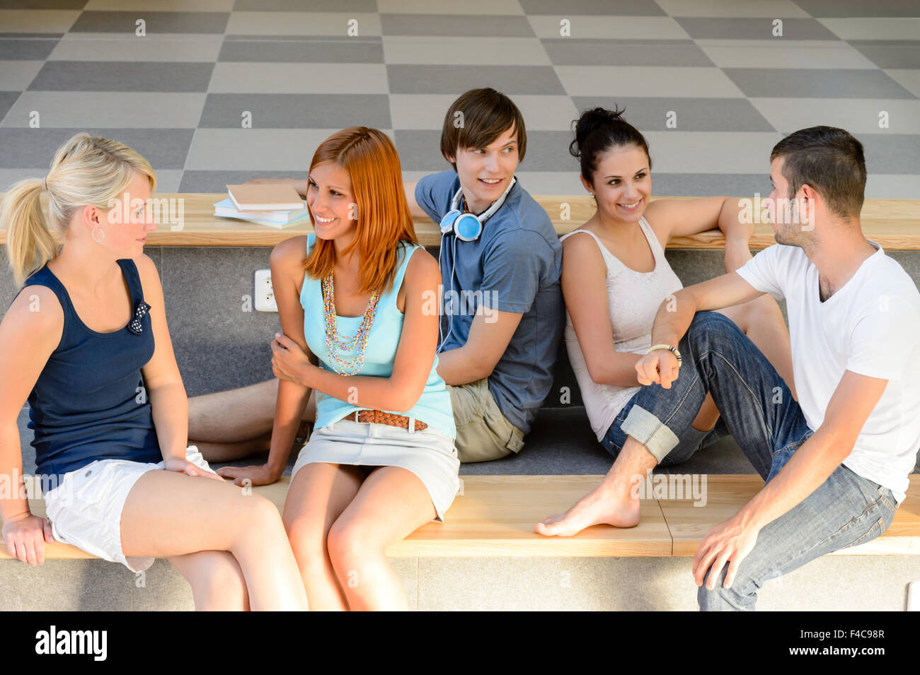 School girls sitting on bench hi-res stock photography and images - Alamy