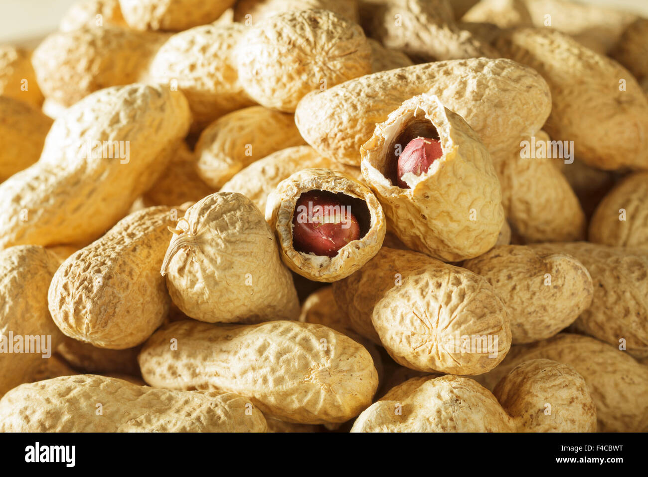 Peanuts in shells Stock Photo - Alamy