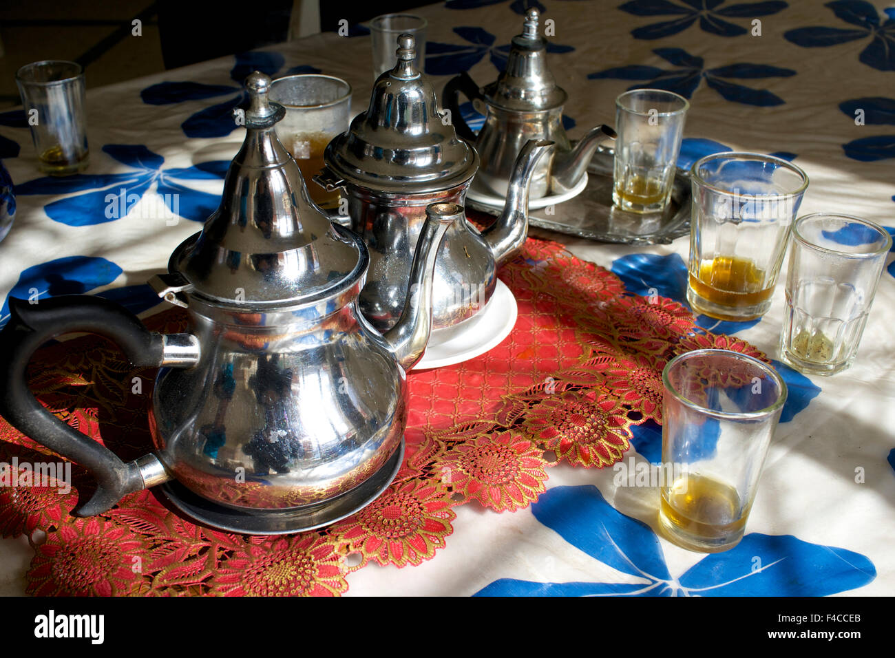 Reflective metal teapot hi-res stock photography and images - Alamy