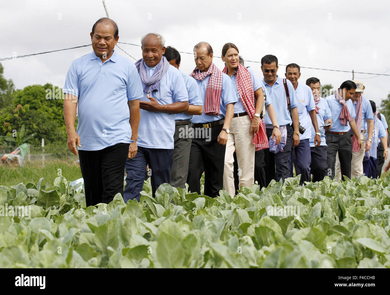 (151016) -- KANDAL (CAMBODIA), Oct. 16, 2015 (Xinhua) -- Cambodian ...