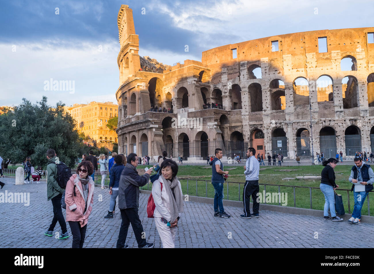 Tourists next to the Coliseum, Rome, Italy Stock Photo - Alamy