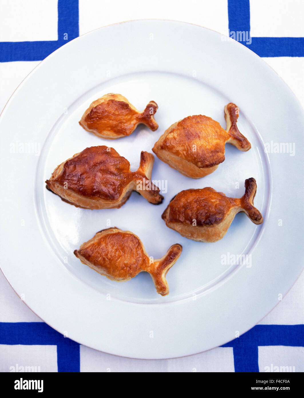 Fish shaped plate hi-res stock photography and images - Alamy