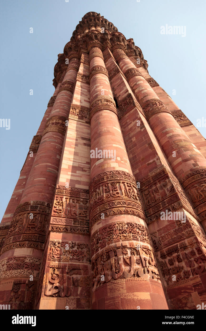 India, Delhi. Carved stone minaret at Qutub Minar Stock Photo - Alamy