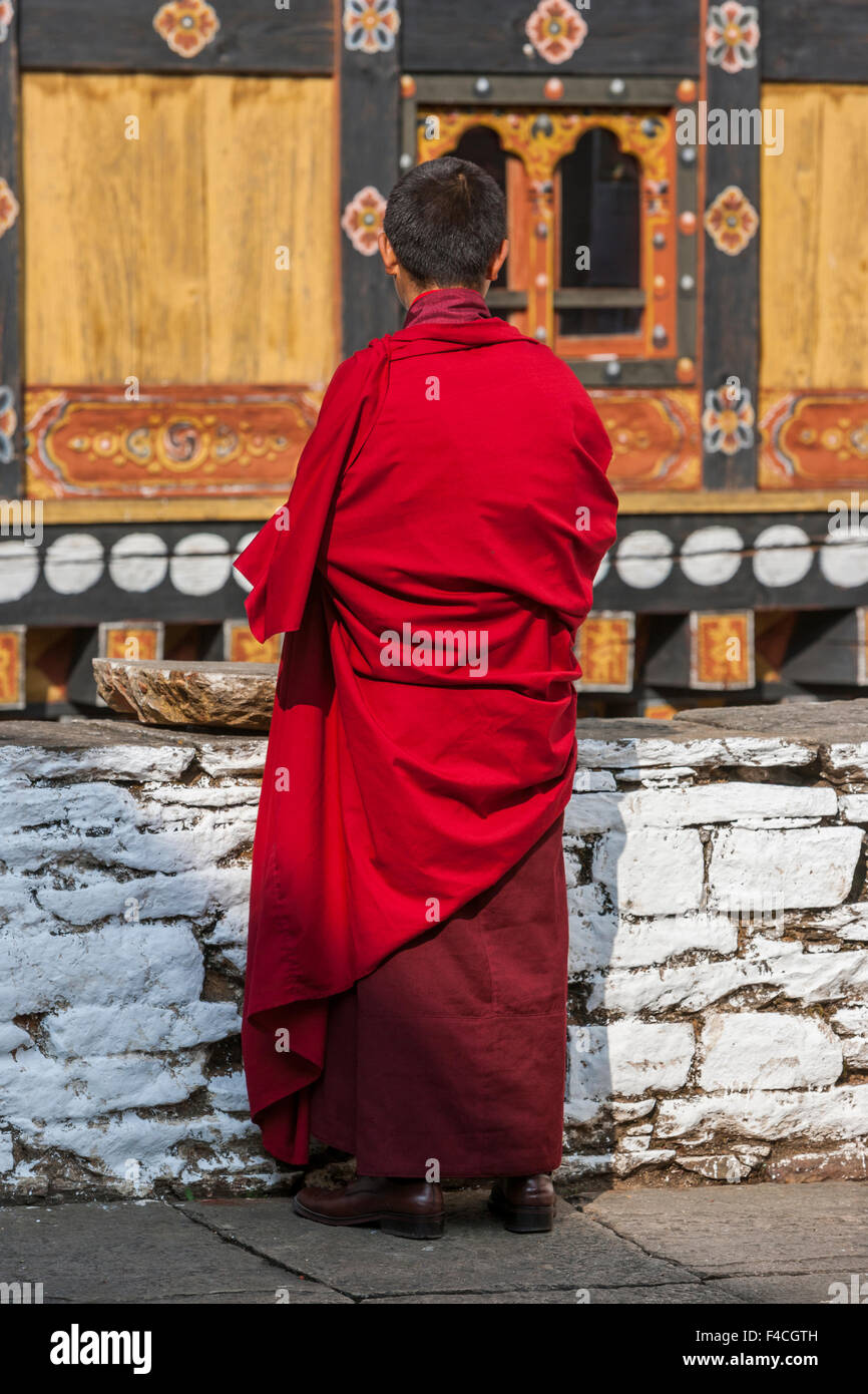 Monk standing outside of a temple hi-res stock photography and images ...