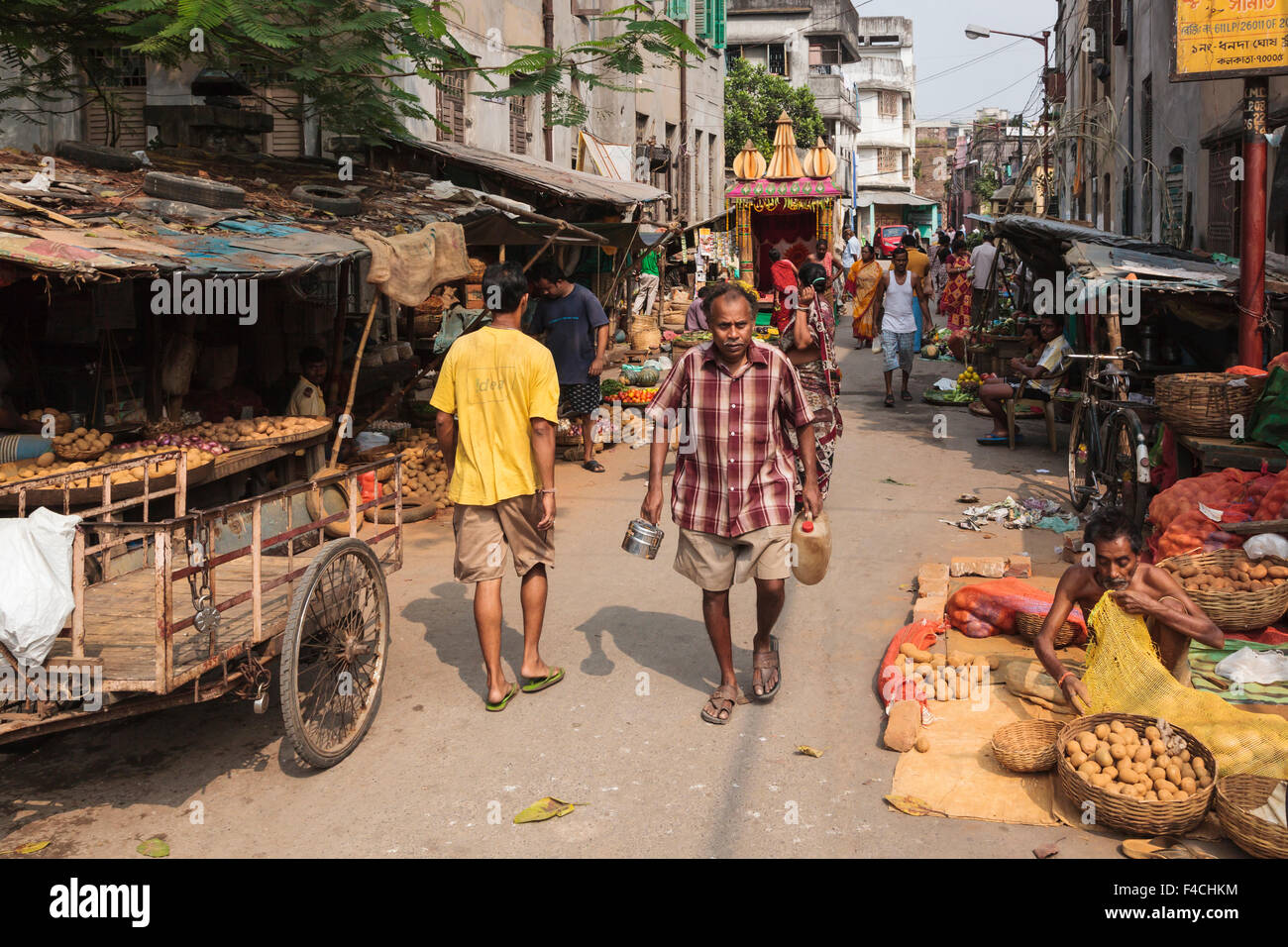 India, West Bengal, Kolkata, Kumortuli, Market scene Stock Photo - Alamy