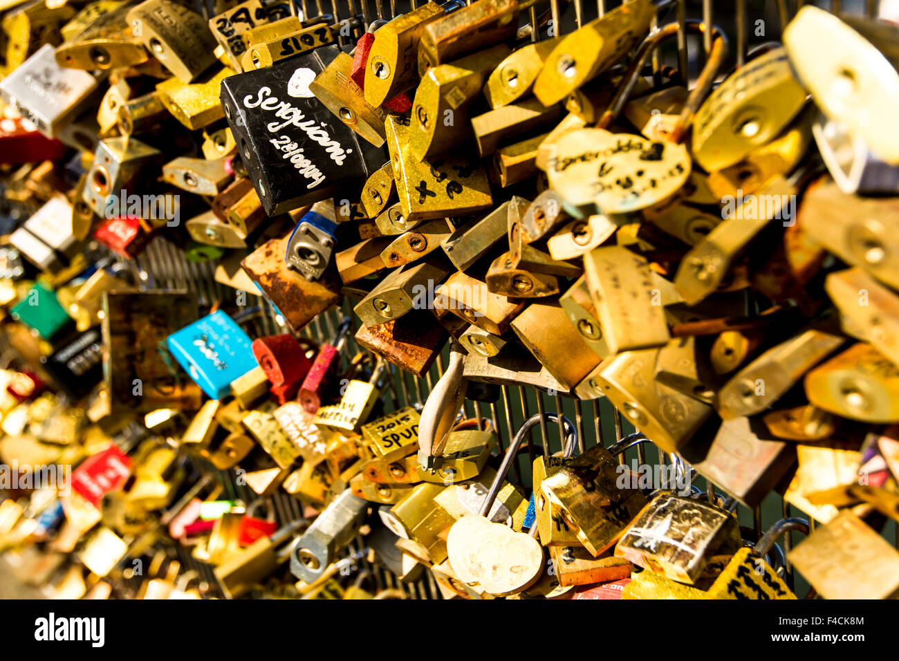 Paris bridge locks hi-res stock photography and images - Alamy