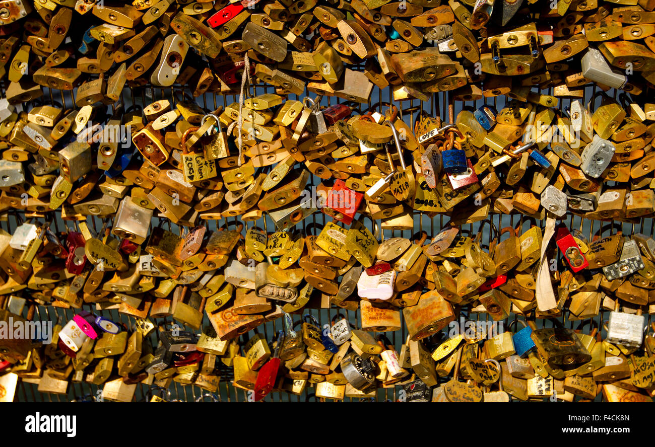 Locks on bridge paris hi-res stock photography and images - Alamy