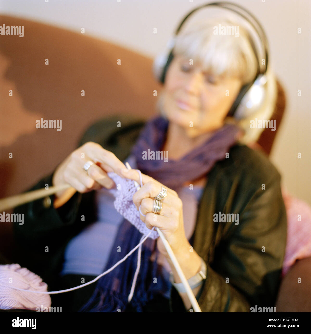 A woman knitting Stock Photo - Alamy