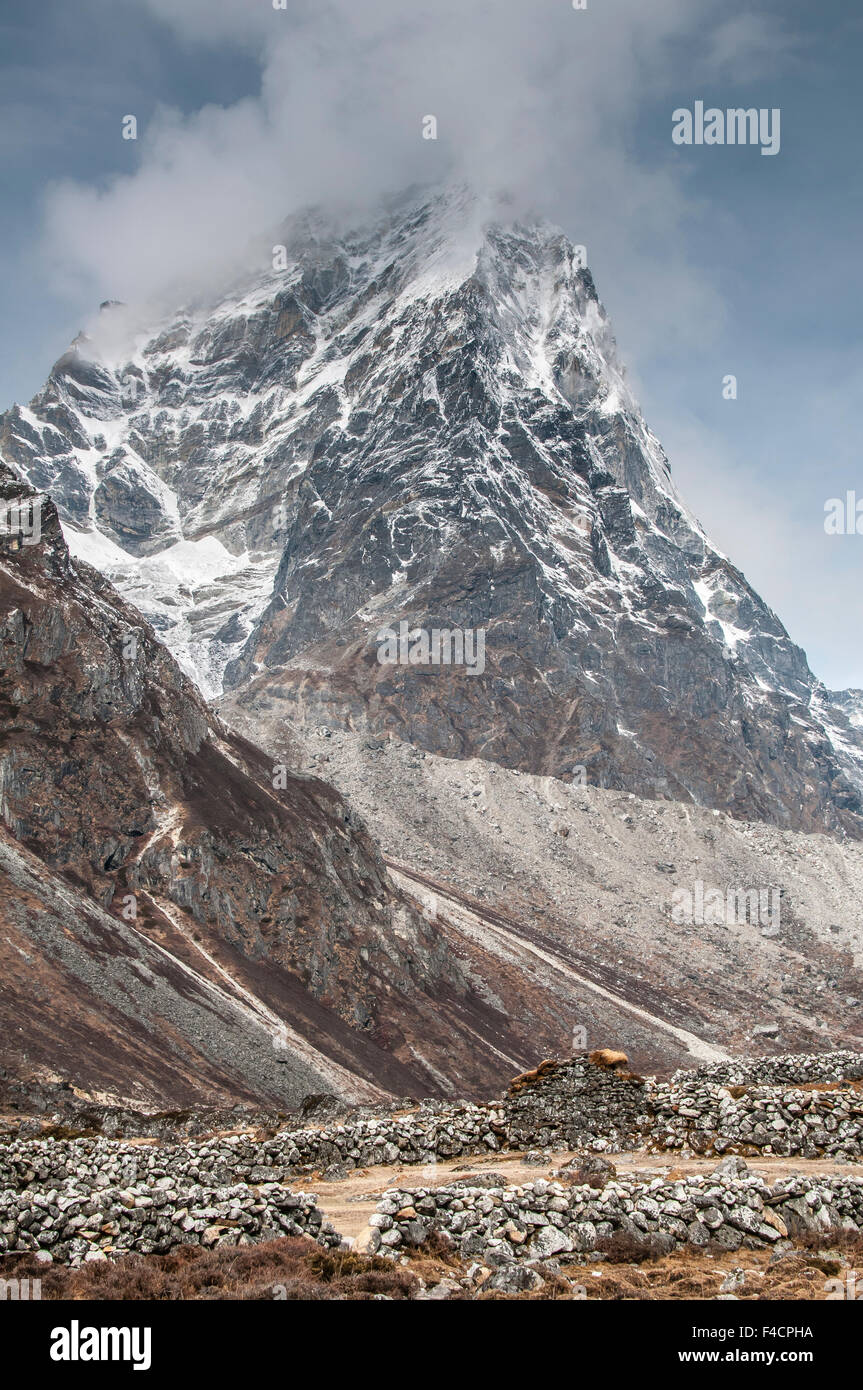 Stone Walls and mountain, Pheriche, Nepal Stock Photo - Alamy