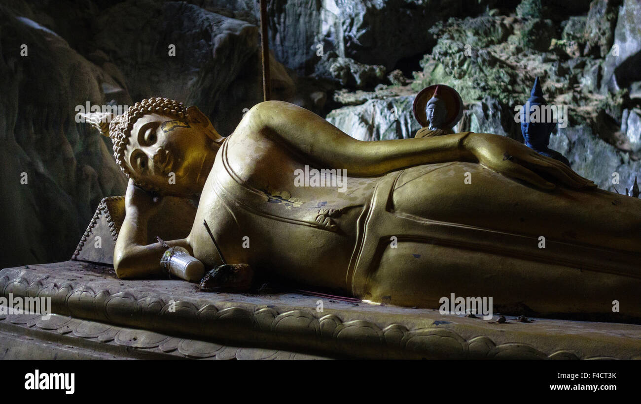 Laos, Vang Vieng. Reclining Buddha in cave Stock Photo - Alamy Laos, Vang Vieng. Reclining Buddha in cave Stock Photo - Alamy