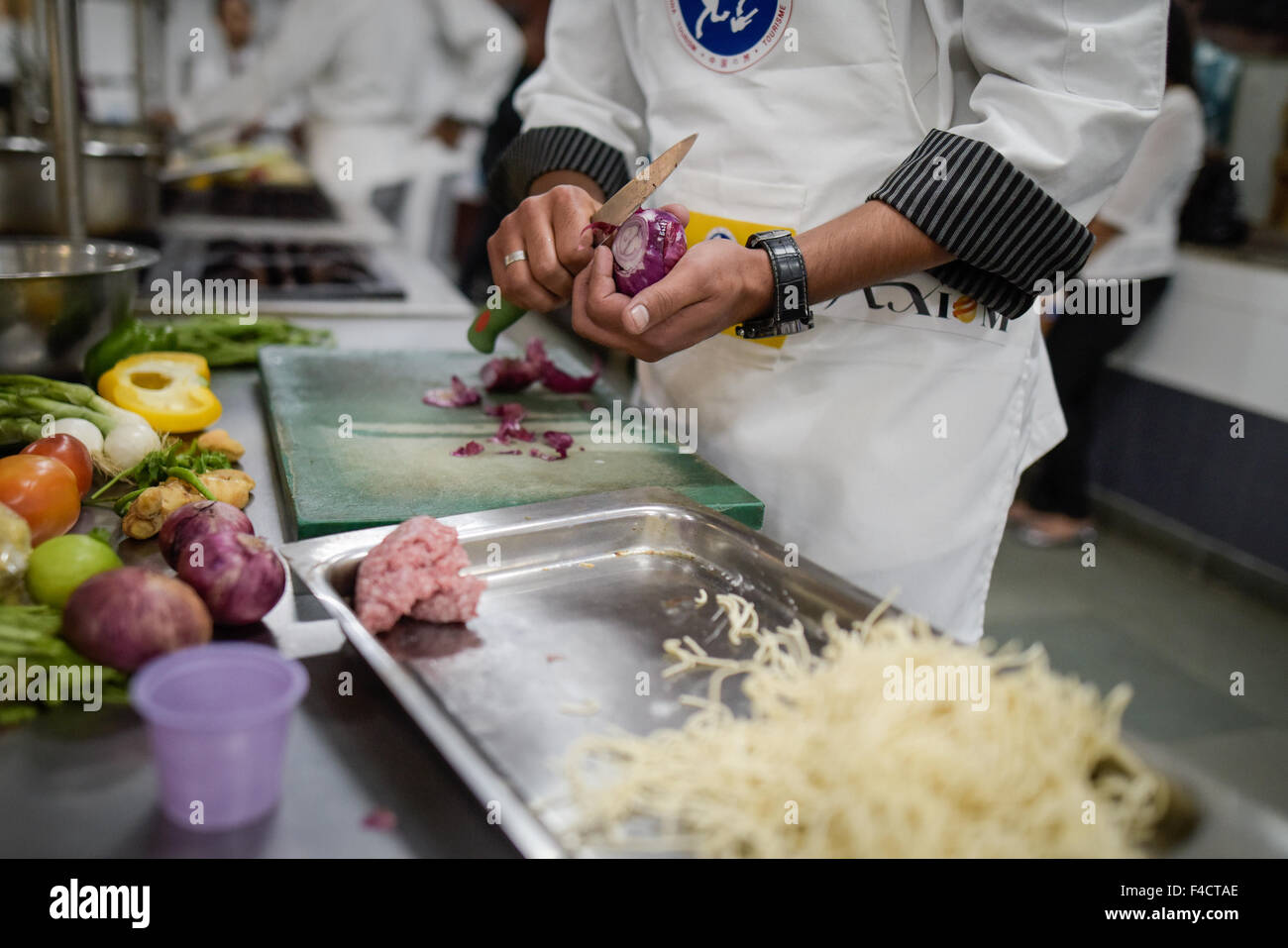 New Delhi, India. 16th Oct, 2015. A participant peels onions during the ...