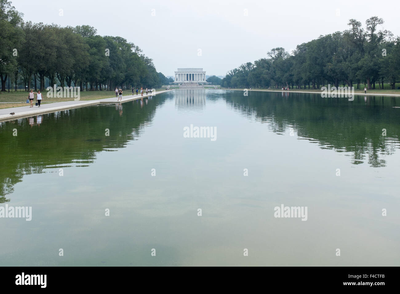 Looking down the Lincoln Memorial Reflecting Pool towards the Lincoln ...