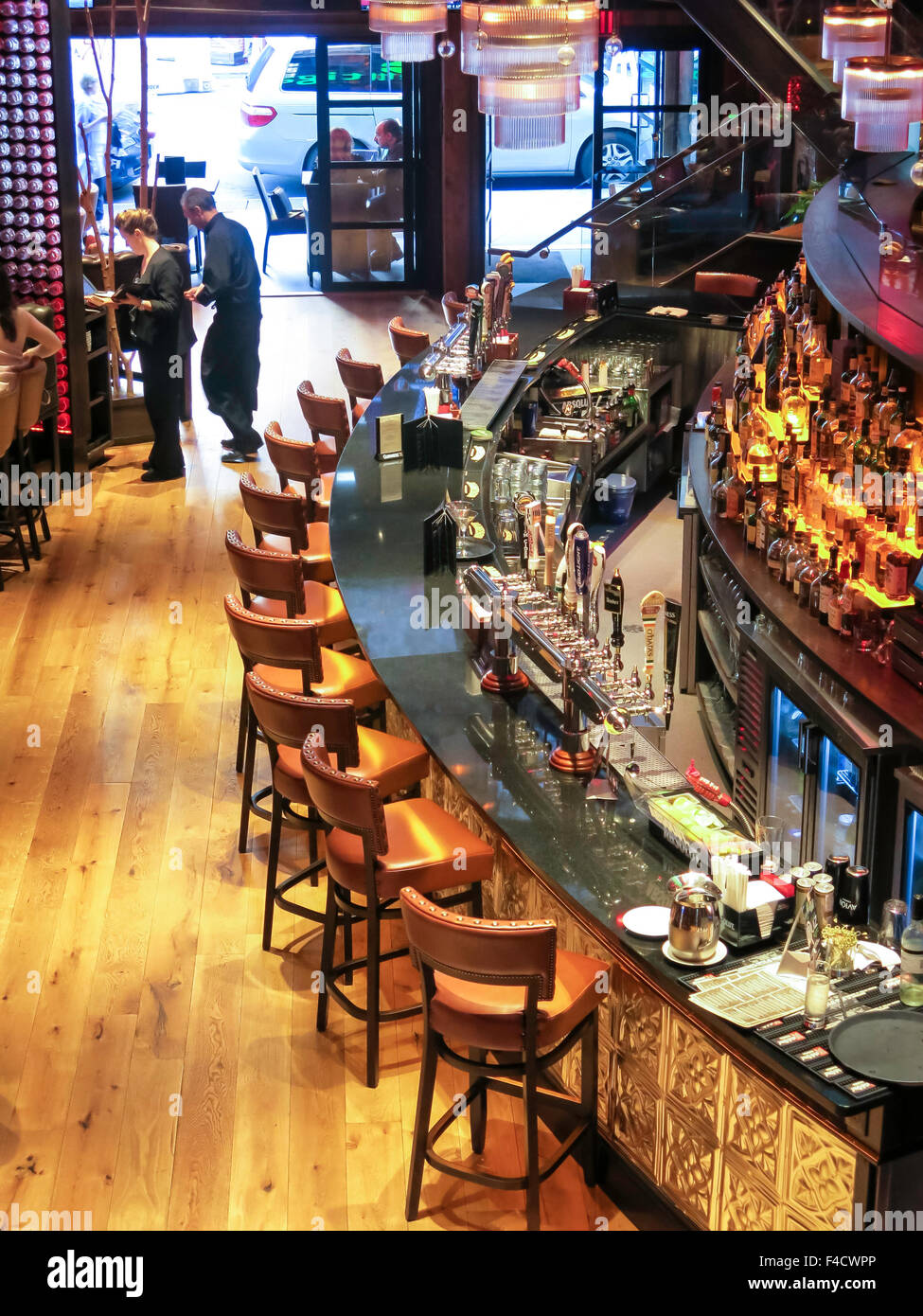 Inside an irish pub hi-res stock photography and images - Alamy
