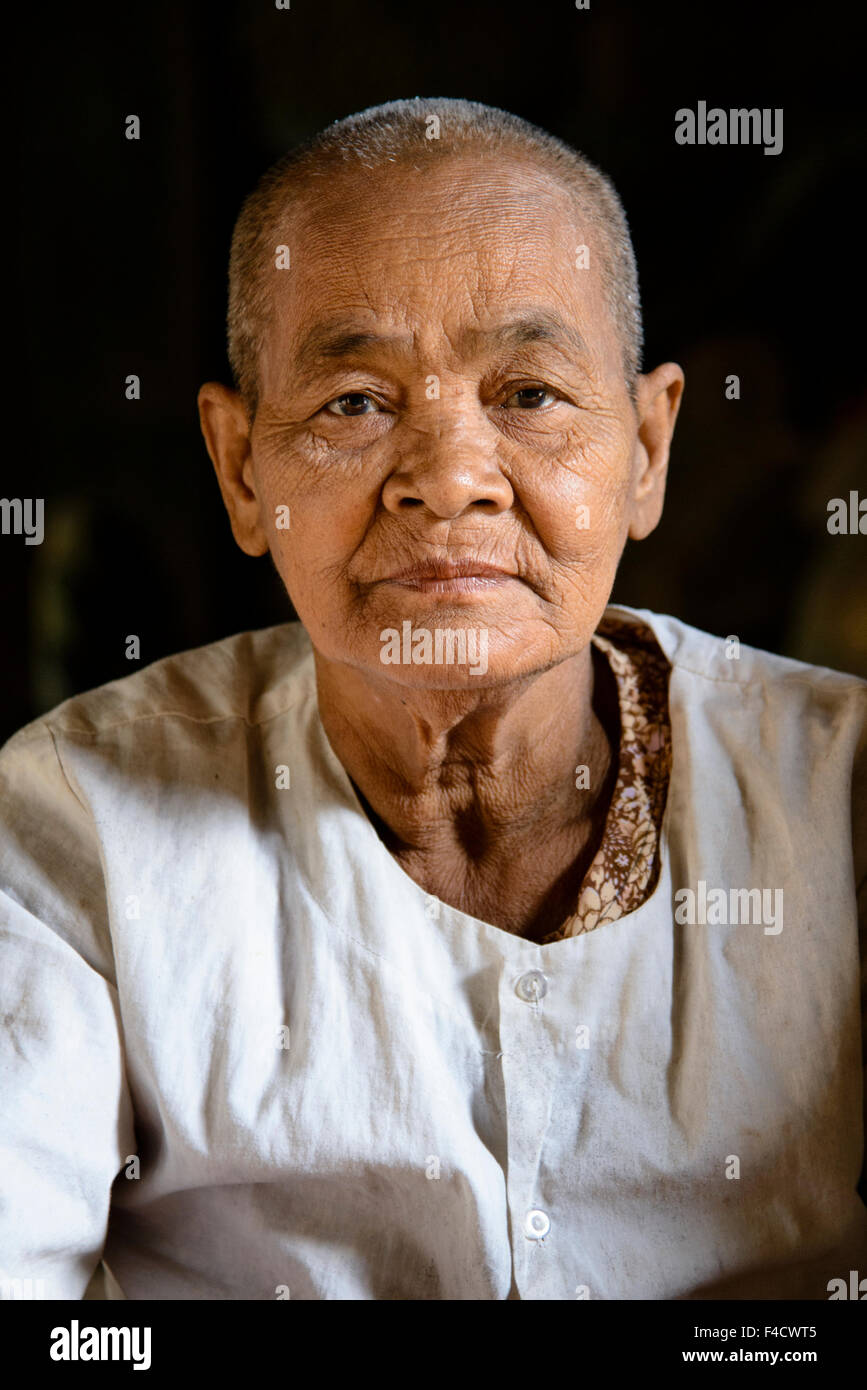 Cambodia, Angkor Wat. Portrait of old woman Stock Photo - Alamy