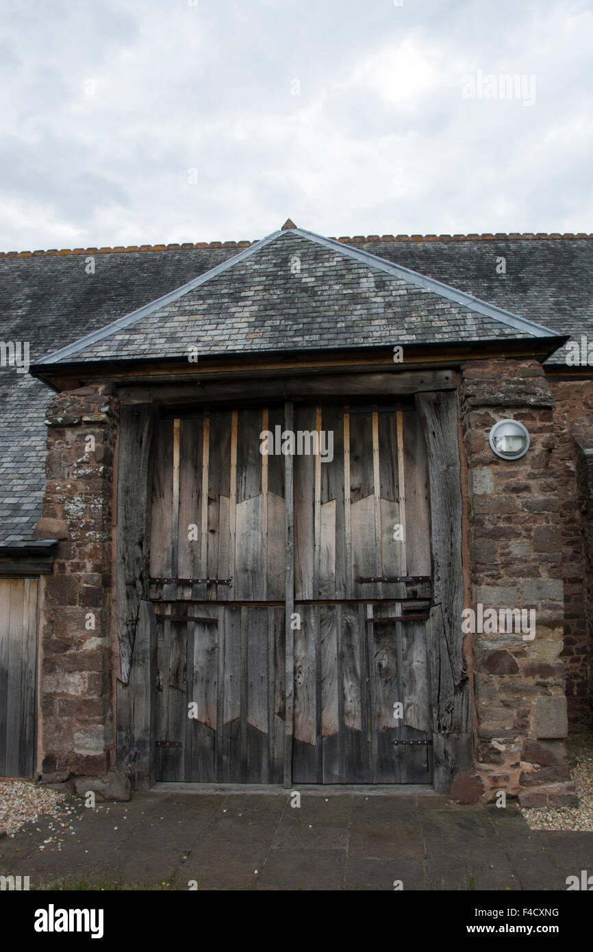 SOMERSET; DUNSTER; 16TH CENTURY TITHE BARN Stock Photo - Alamy