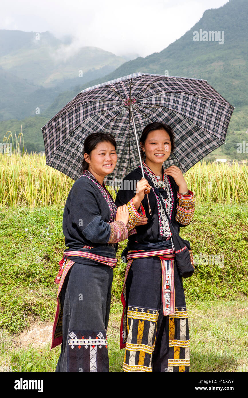 Black Hmong school girls on the way home. SAPA Region. Vietnam ...