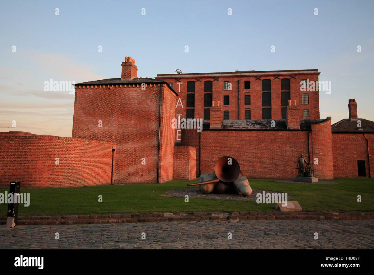 Tate liverpool albert dock hi-res stock photography and images - Alamy