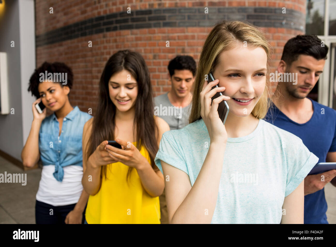 Students use mobile devices hi-res stock photography and images - Alamy