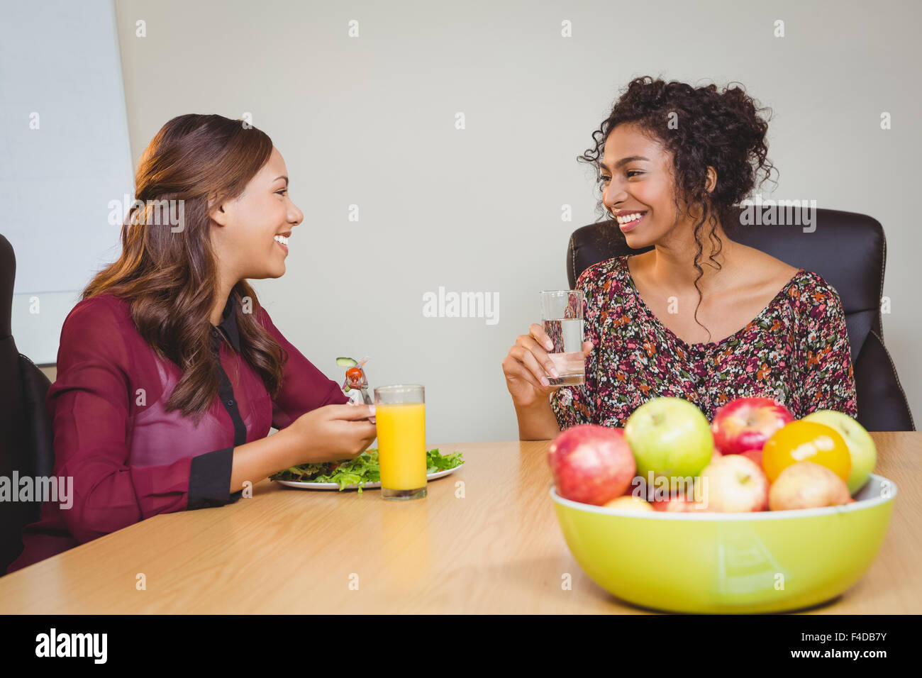 Businesswomen communication hi-res stock photography and images - Alamy