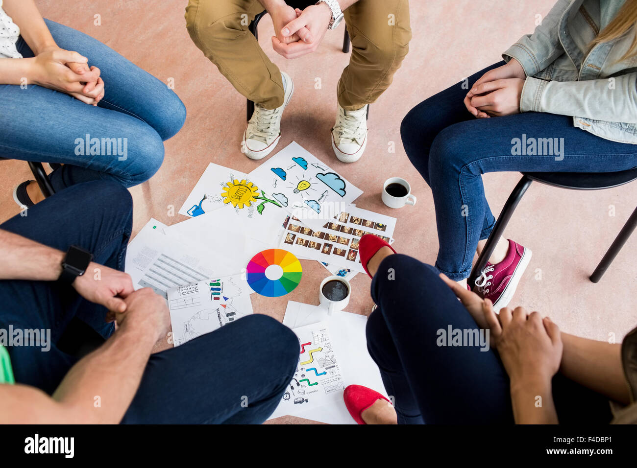 Students sitting circle hi-res stock photography and images - Alamy