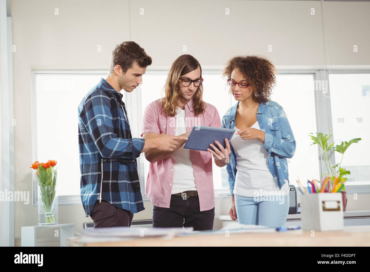 Business talking over computer hi-res stock photography and images - Alamy